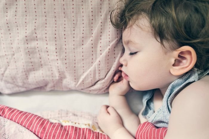 Zdravo detinjstvo: kada i kako naučiti dete da spava u svom krevetu | Sensa